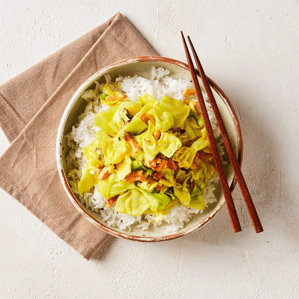 Romige kerrie-spitskool met spekjes en rijst aanbieding bij Picnic