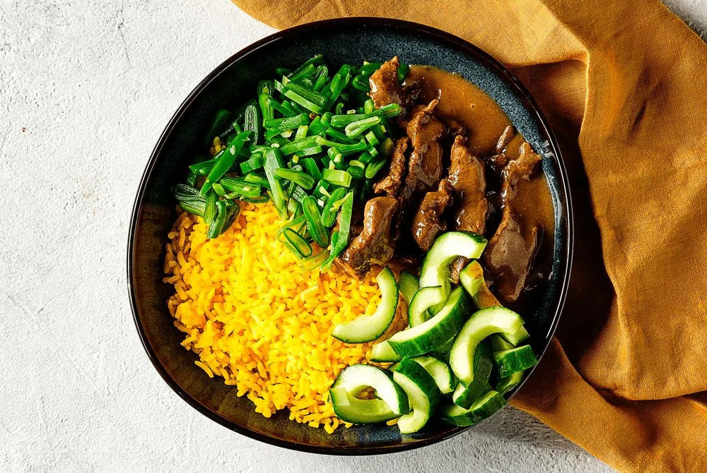 Snelle rendang met gele rijst en komkommer aanbieding bij Picnic