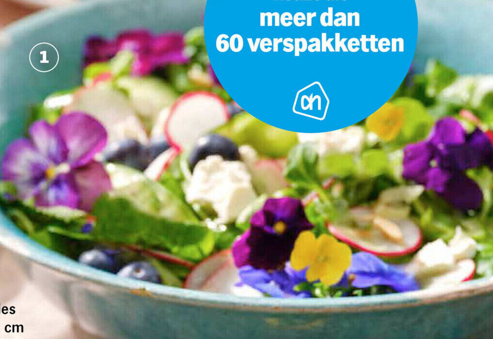 Excellent Gesneden verspakket pastasalade met eetbare bloemen ...